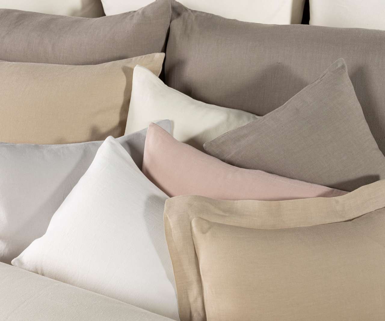 MOON by Celso de Lemos finest flax bed linen in 6 colors - order online now